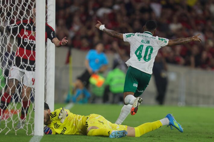 Palmeiras aproveita expulsão de Carrascal, faz três no Flamengo e ...