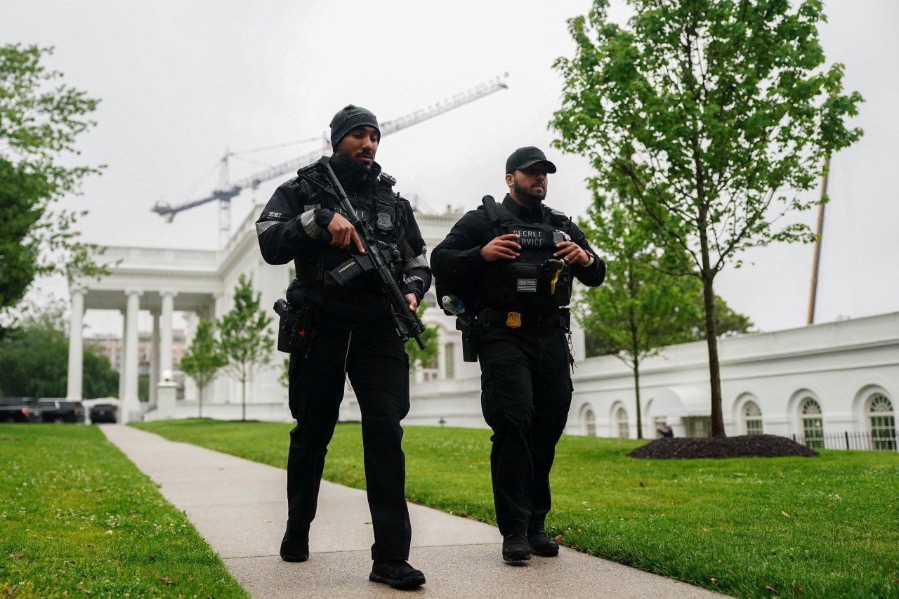 Suspect dead, bystander injured in shooting outside White House