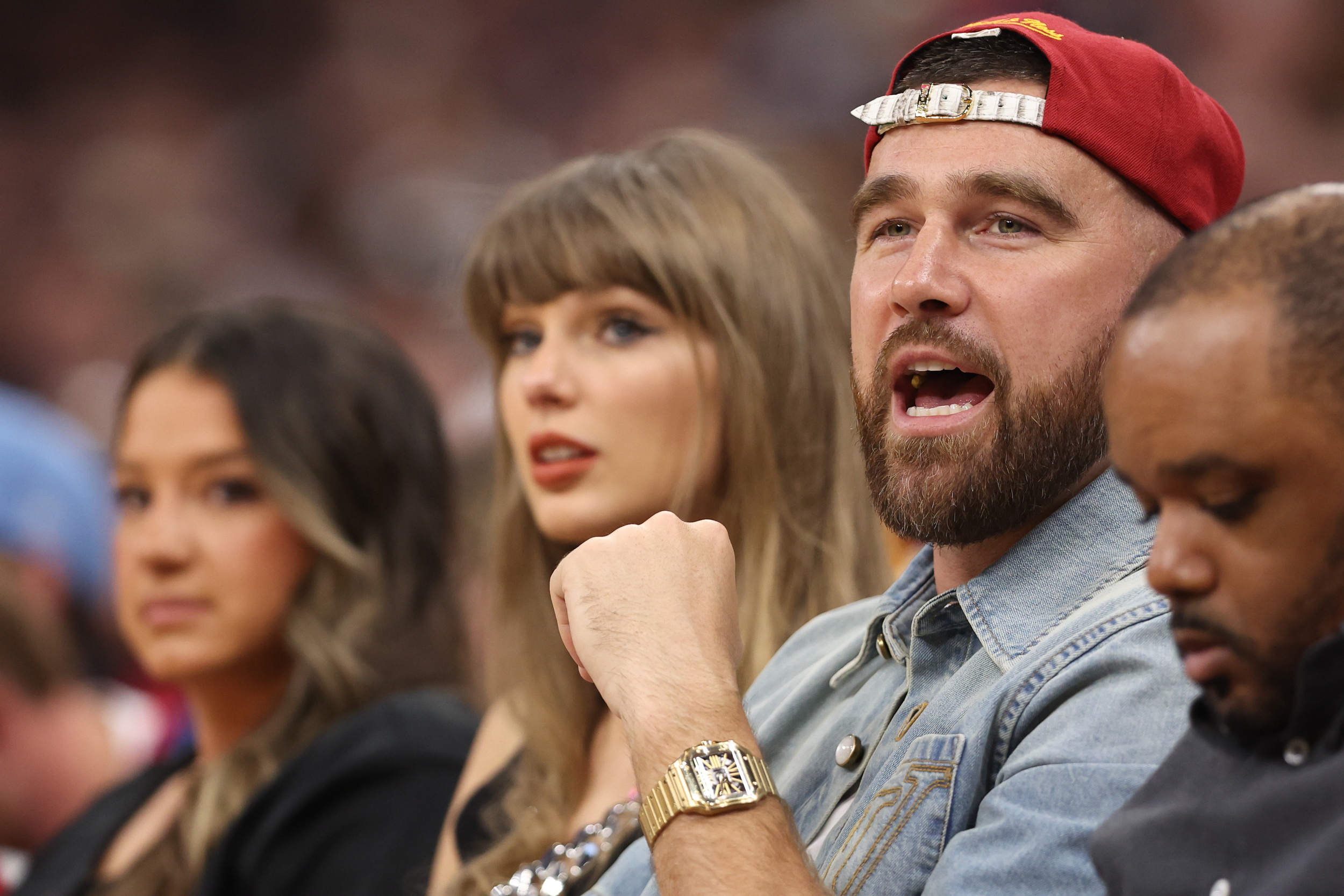 Travis Kelce pulls a Stone Cold Steve Austin at Cavs-Knicks Game 3