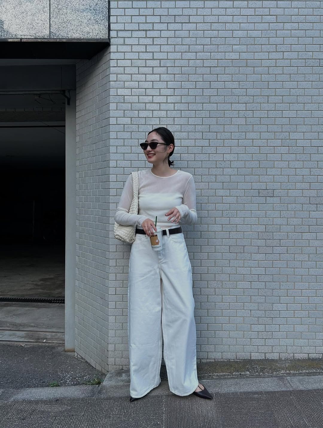 Tips styling outfit serba putih yang anti membosankan