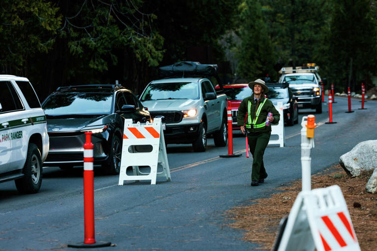 Yosemite traffic backs up as holiday weekend crowds test no-reservation ...