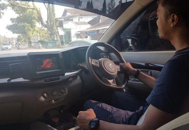 Biar nggak baret-baret, begini trik membersihkan kaca depan mobil bekas ...