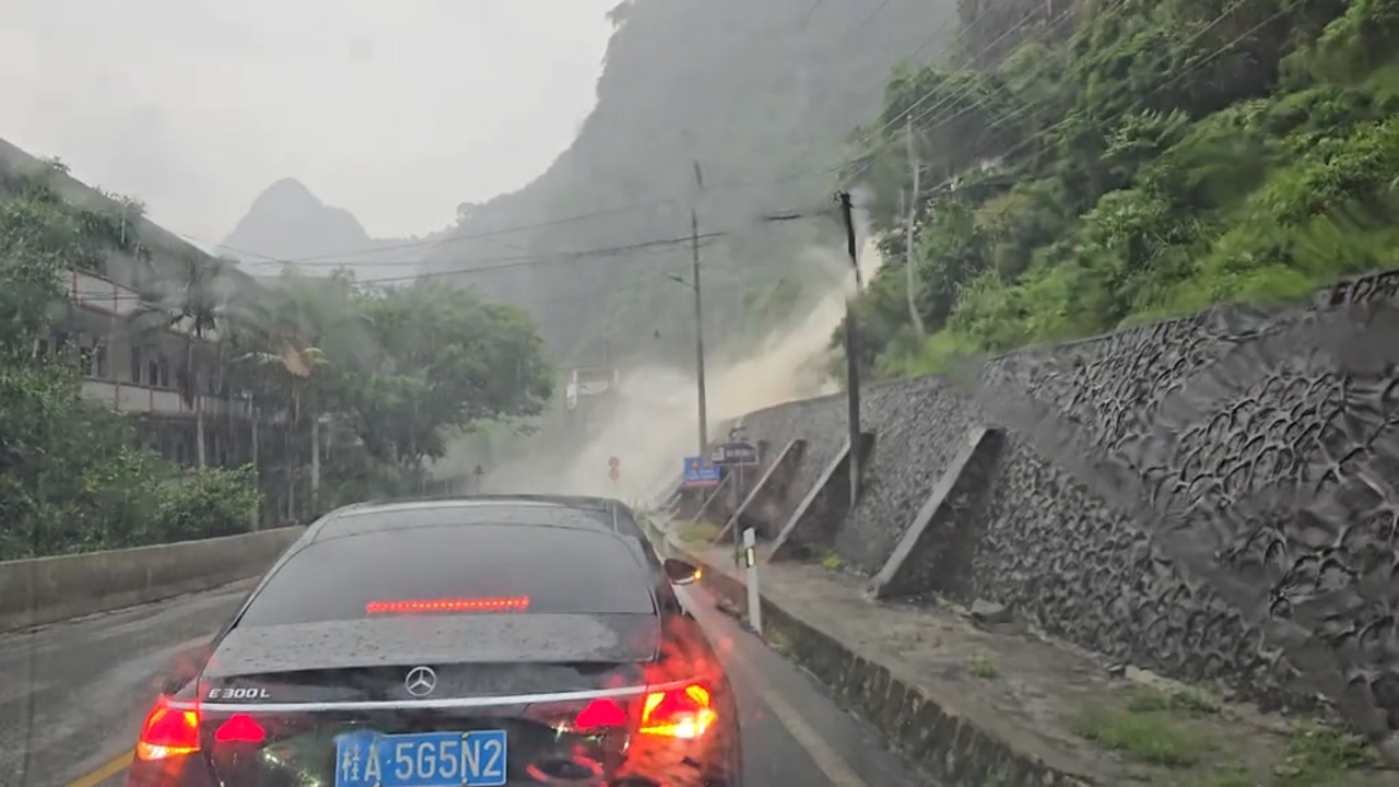 Flash flood sweeps through Guangxi road!