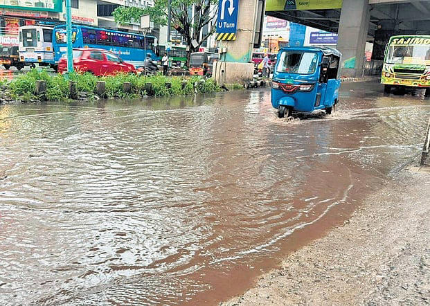 Kochi's Kaloor road turns into a muddy stream, leaves commuters helpless