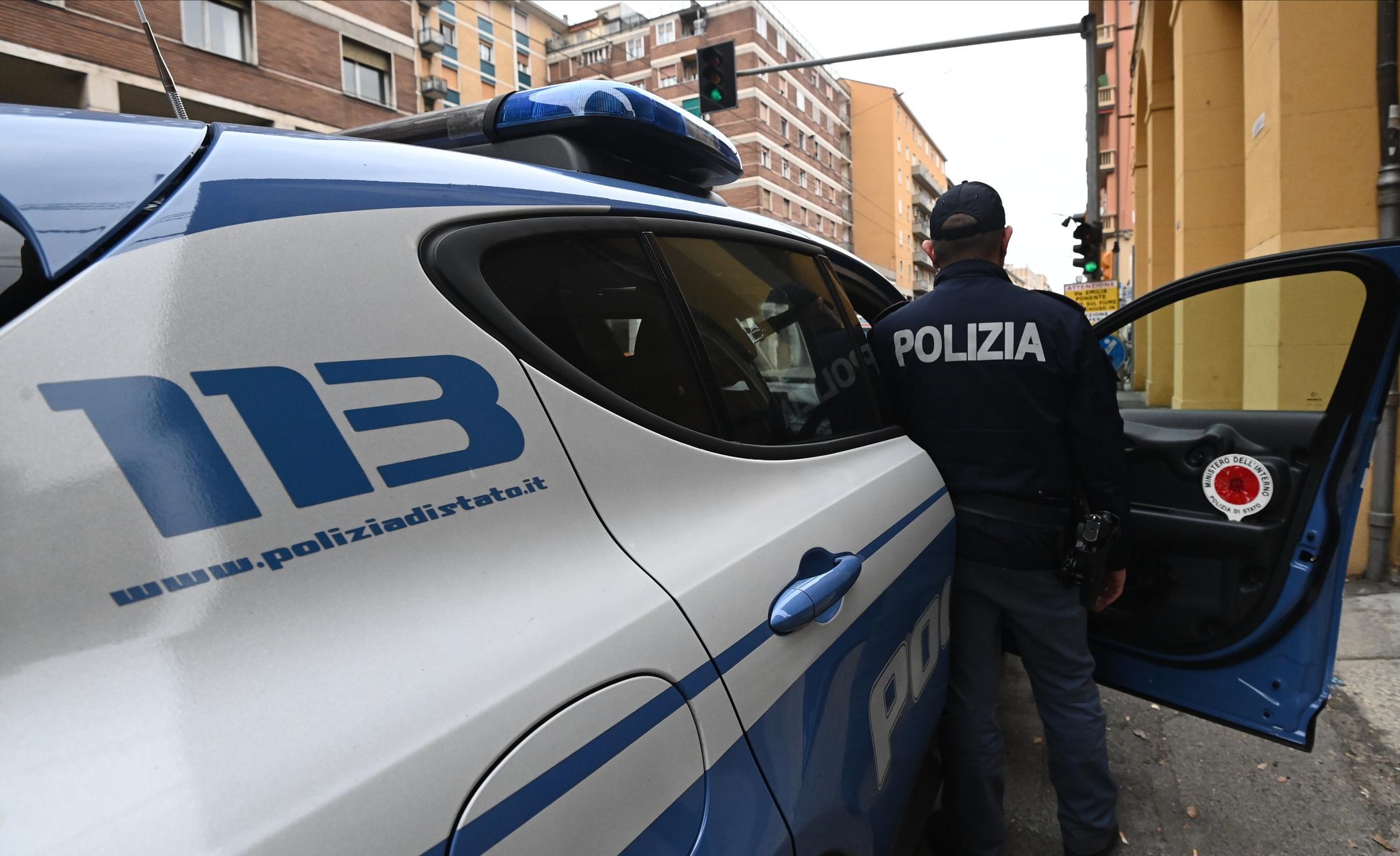 Pugni e calci ai poliziotti, giovane arrestato