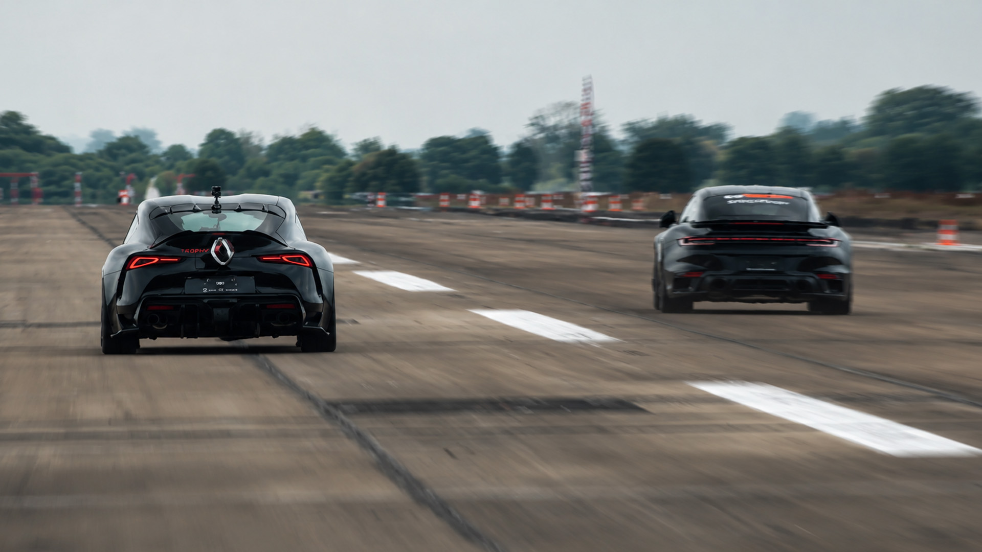 Dieses Rennen zwischen Porsche und Supra wirkt unglaublich schnell