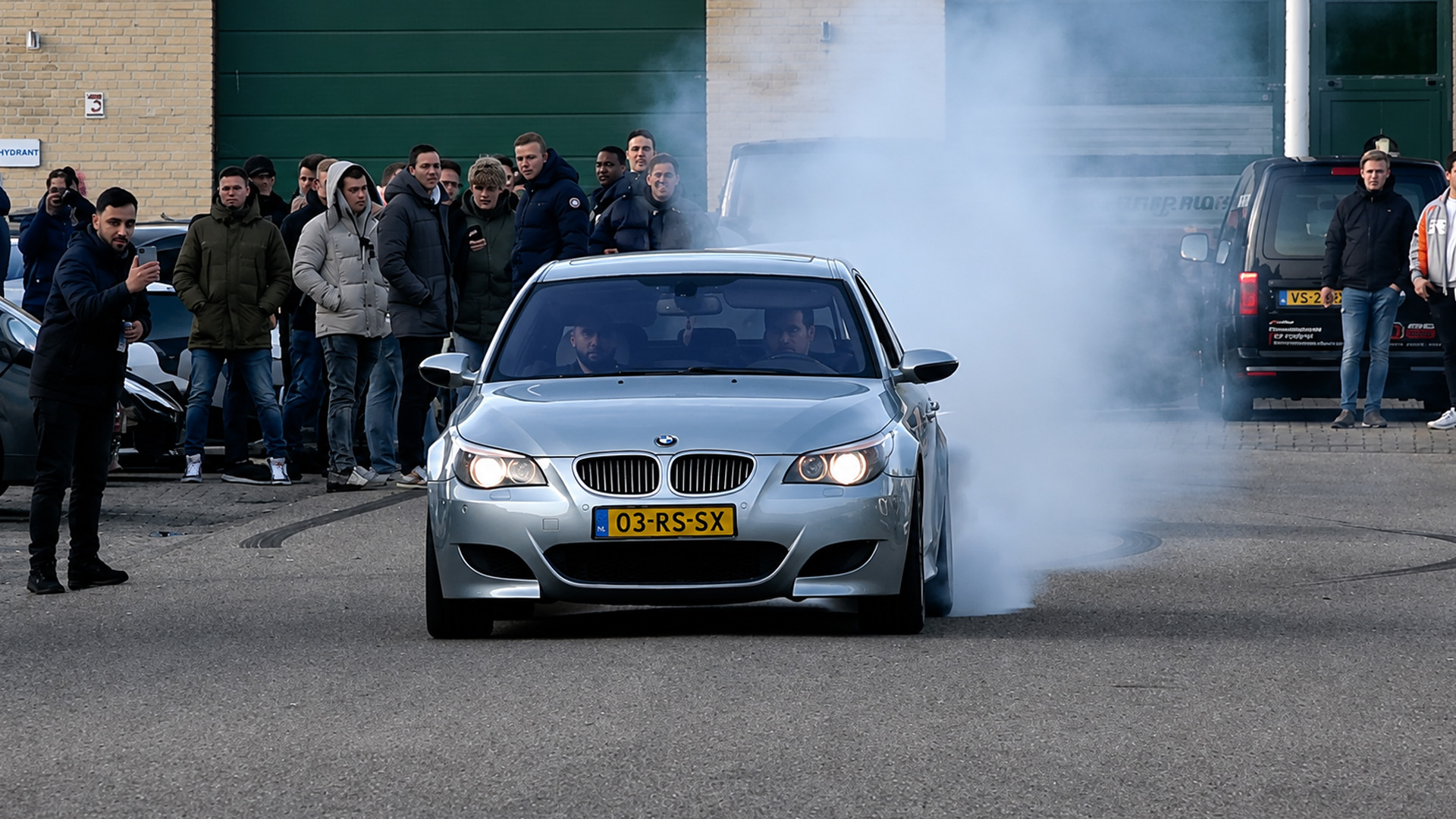 Klassischer BMW E60 mit heftigem Burnout vor Publikum