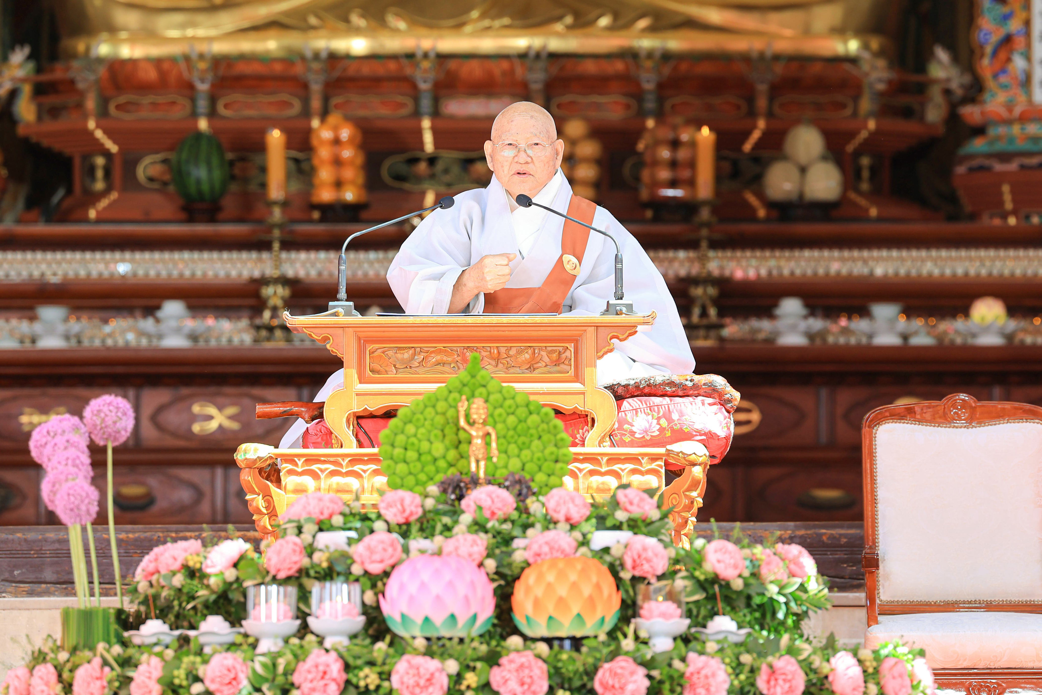 Jogye Order head Ven. Seongpa laughs off ceremony interruption