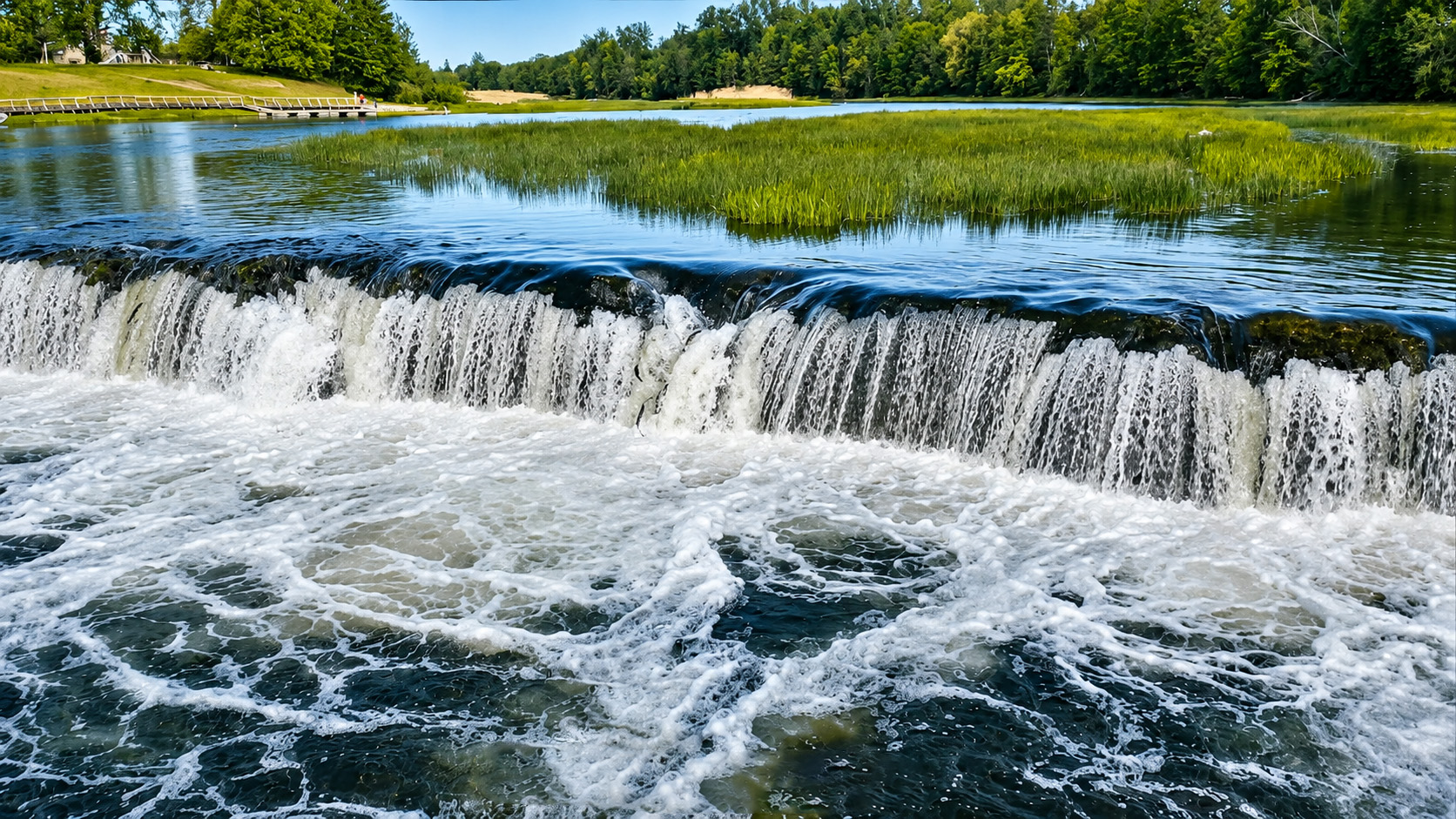 Een wilde waterval in Alaska omringd door ongerepte natuur