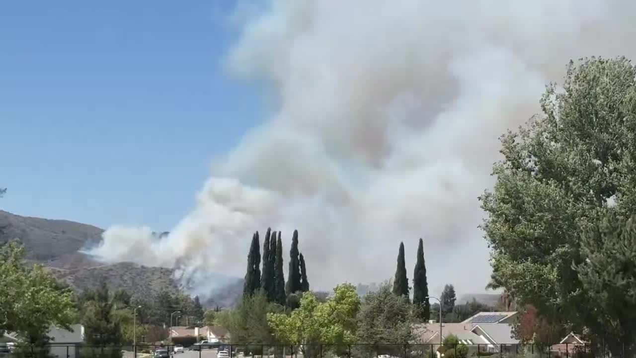 Thick smoke rises from Sandy Fire in Simi Valley, California, USA
