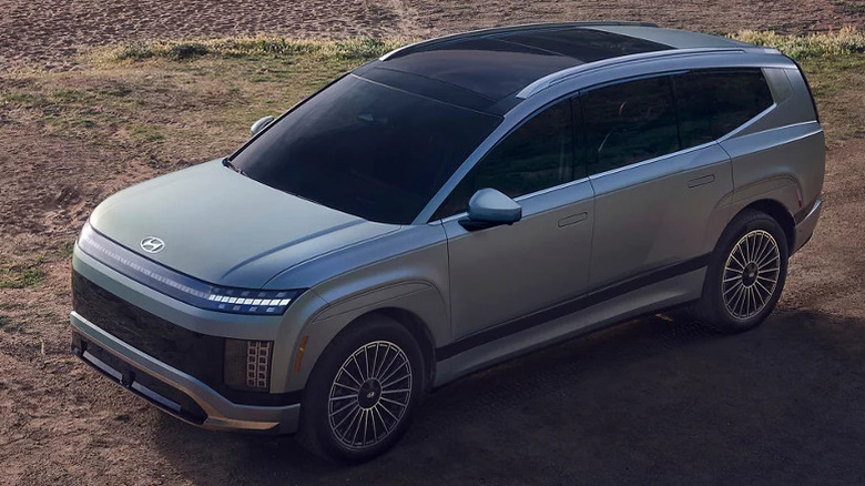 4 new cars that come with swivel seats