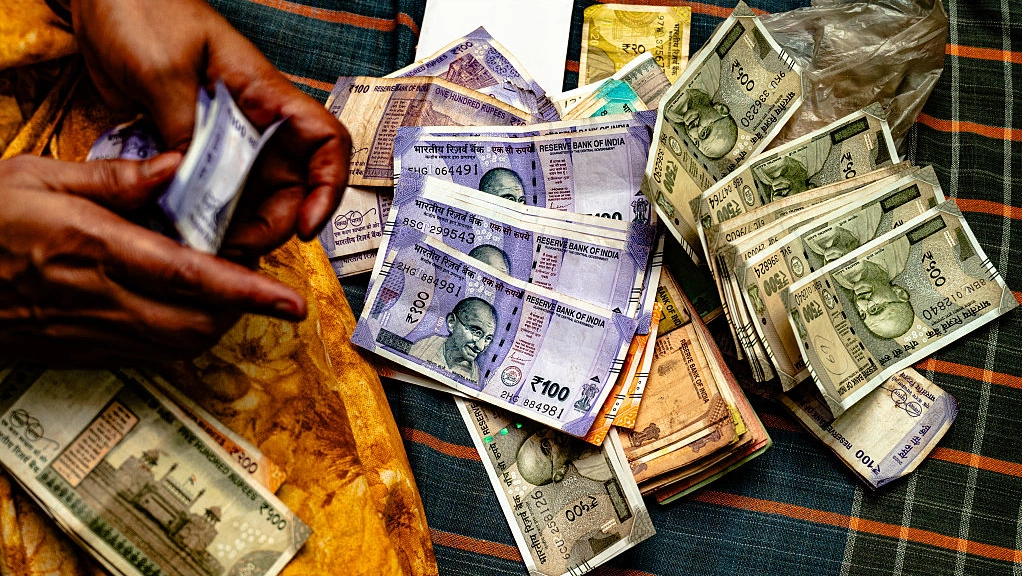 Experts urge selective strategy as FPI outflows hit record