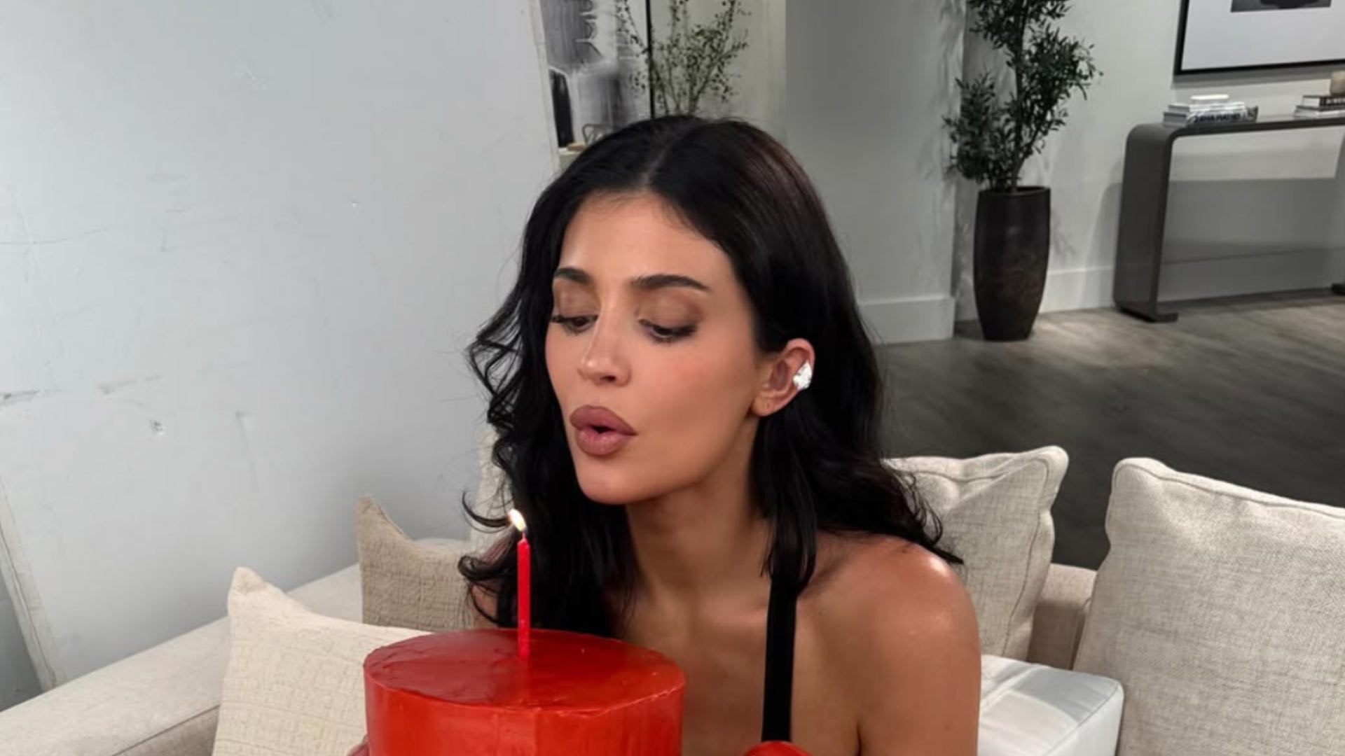Kylie Jenner poseert in een auto van $250.000 met een look die de ...