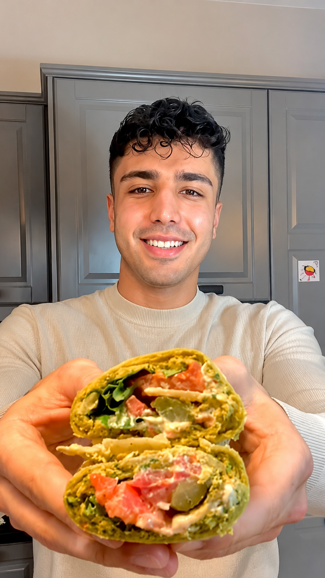 Zelfgemaakte falafel flatbread met romige tahinsaus