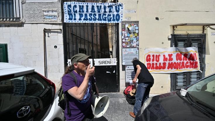 Attivisti al cancello che sbarra la spiaggia libera delle Monache ...