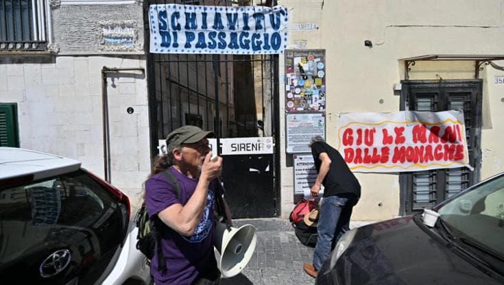 Attivisti al cancello che sbarra la spiaggia libera delle Monache ...