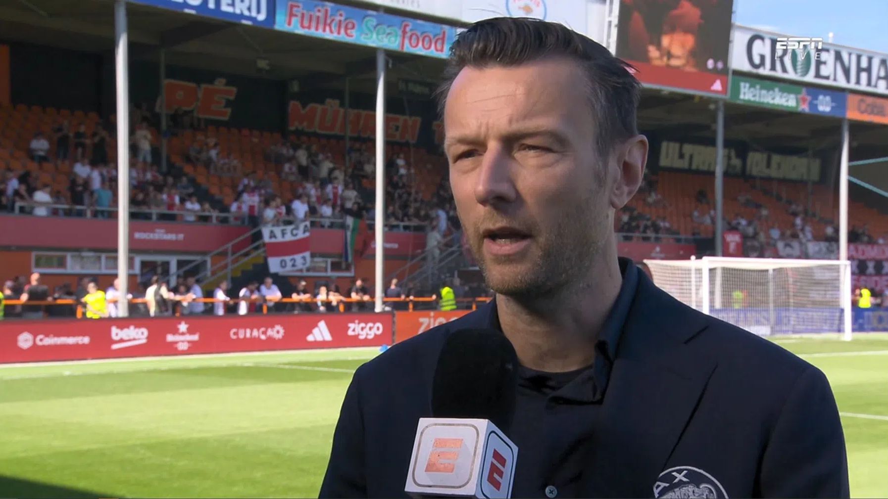 Menno Geelen verschijnt vlak voor Ajax - FC Utrecht voor de camera van ...