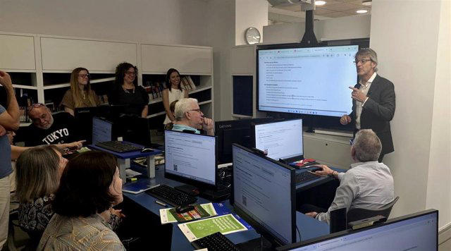 La CARM enseña a usar la administración digital a una treintena de ...