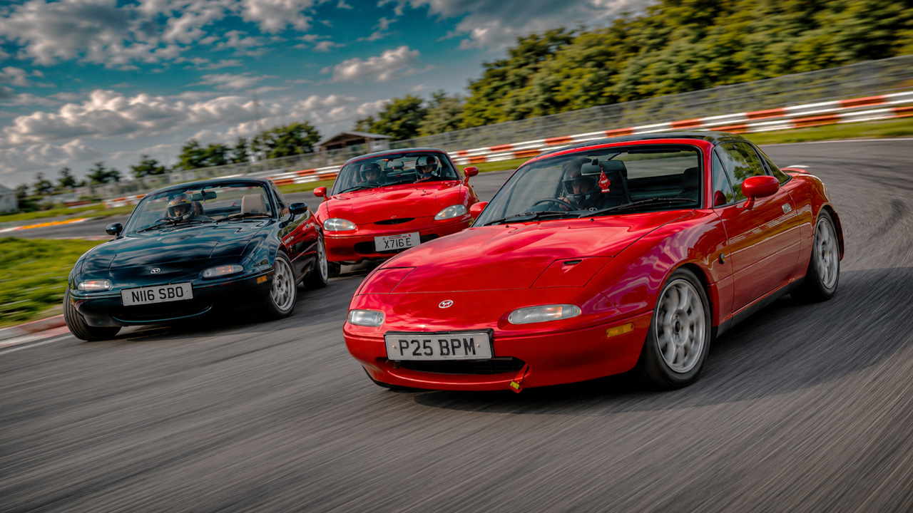 Tiny Suzuki Cappuccino takes on Mazda MX-5