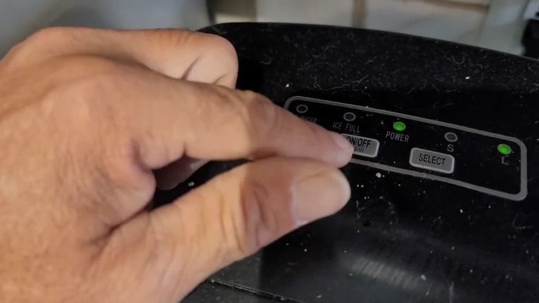 A step by step guide to clean a Frigidaire ice maker