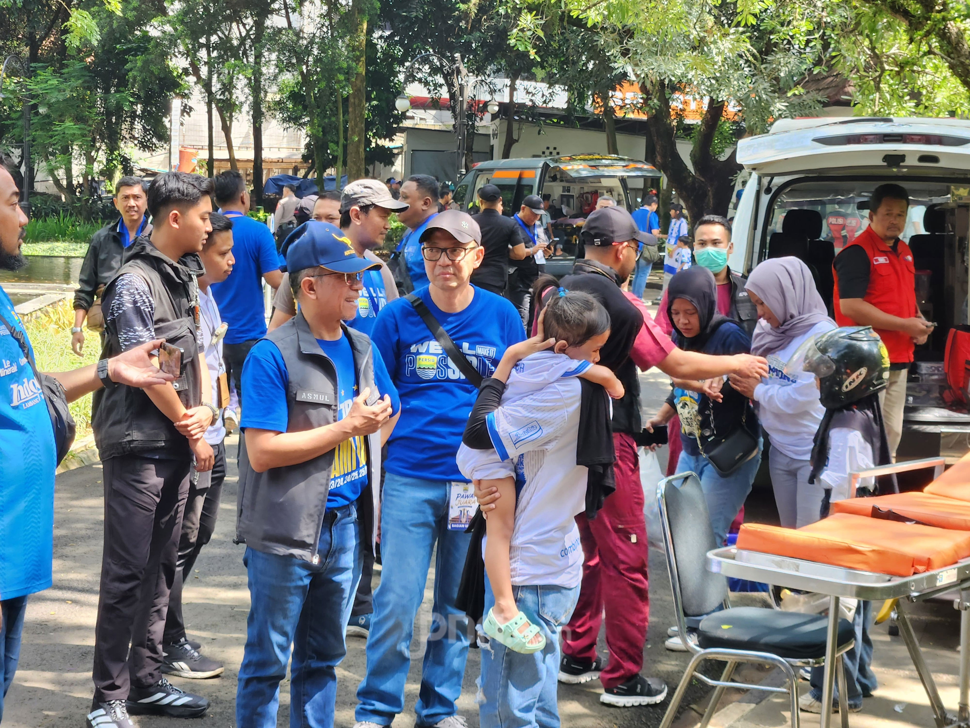 Sejumlah ibu dan anak pingsan saat pawai Persib juara