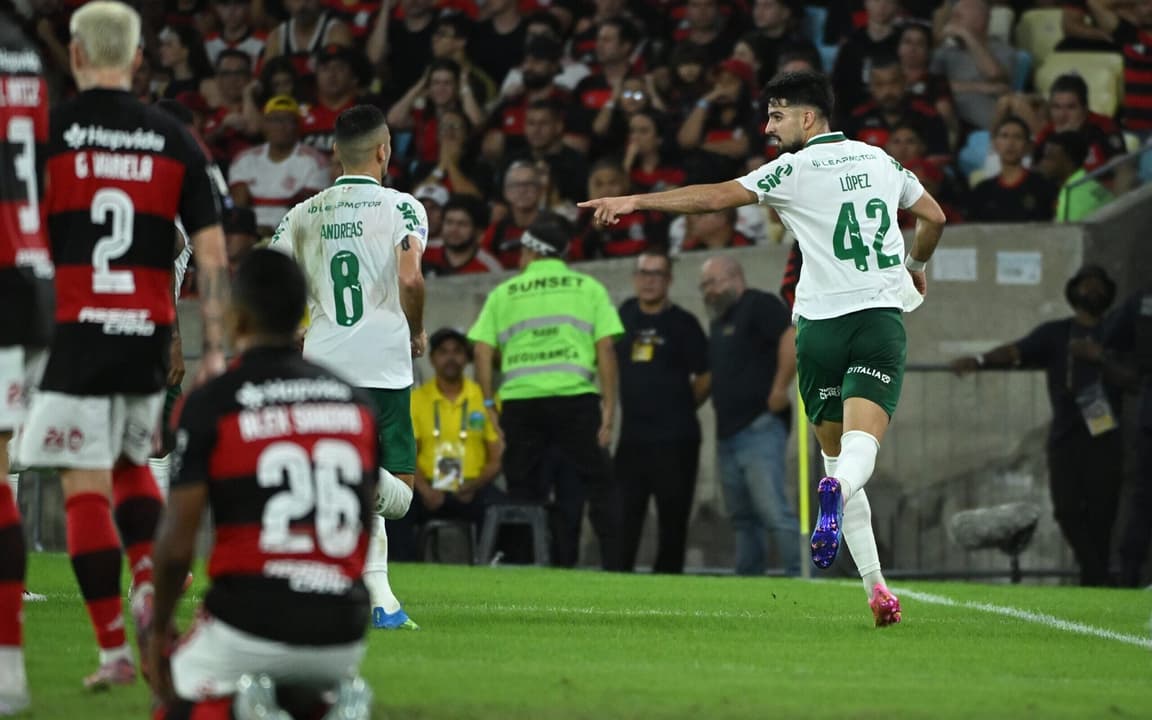 Palmeiras aproveita expulsão, bate Flamengo e dispara no Brasileirão ...