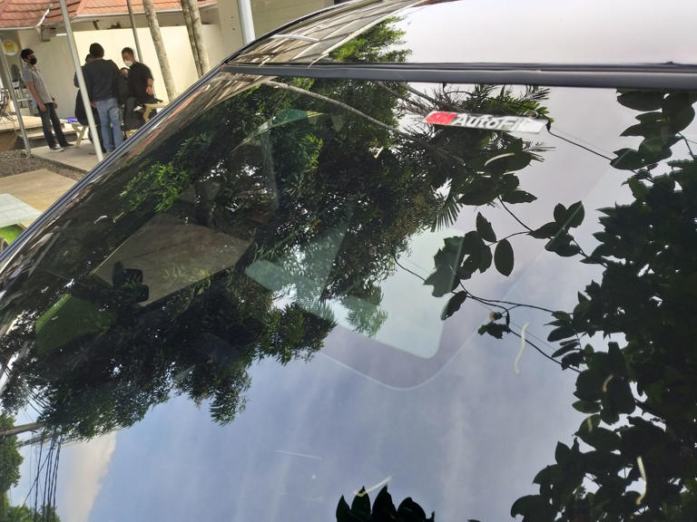 Biar nggak baret-baret, begini trik membersihkan kaca depan mobil bekas ...