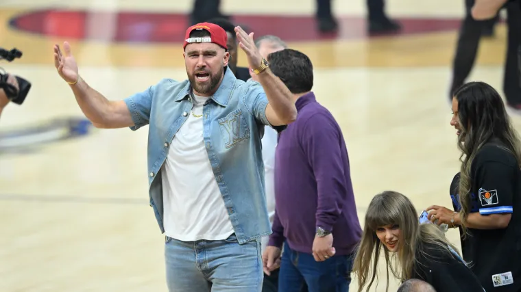 Taylor Swift reacts as Travis Kelce chugs beer Stone Cold Steve Austin ...