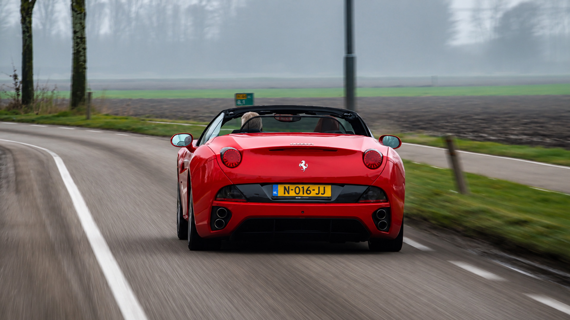 Ferrari California accelereert wild op smalle weg