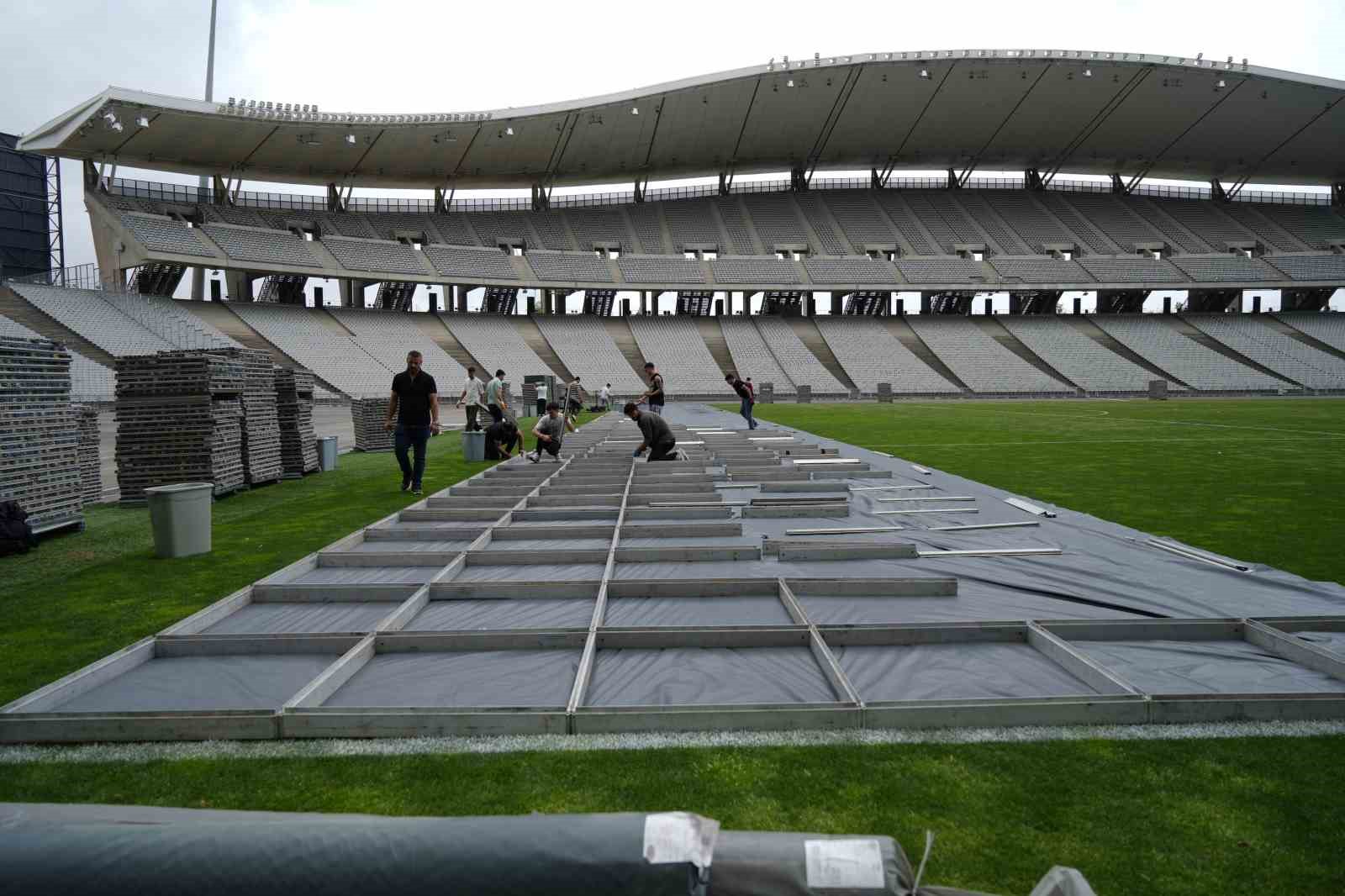Kanye West’in İstanbul’daki 100 bin kişilik konserine Travis Scott sürprizi