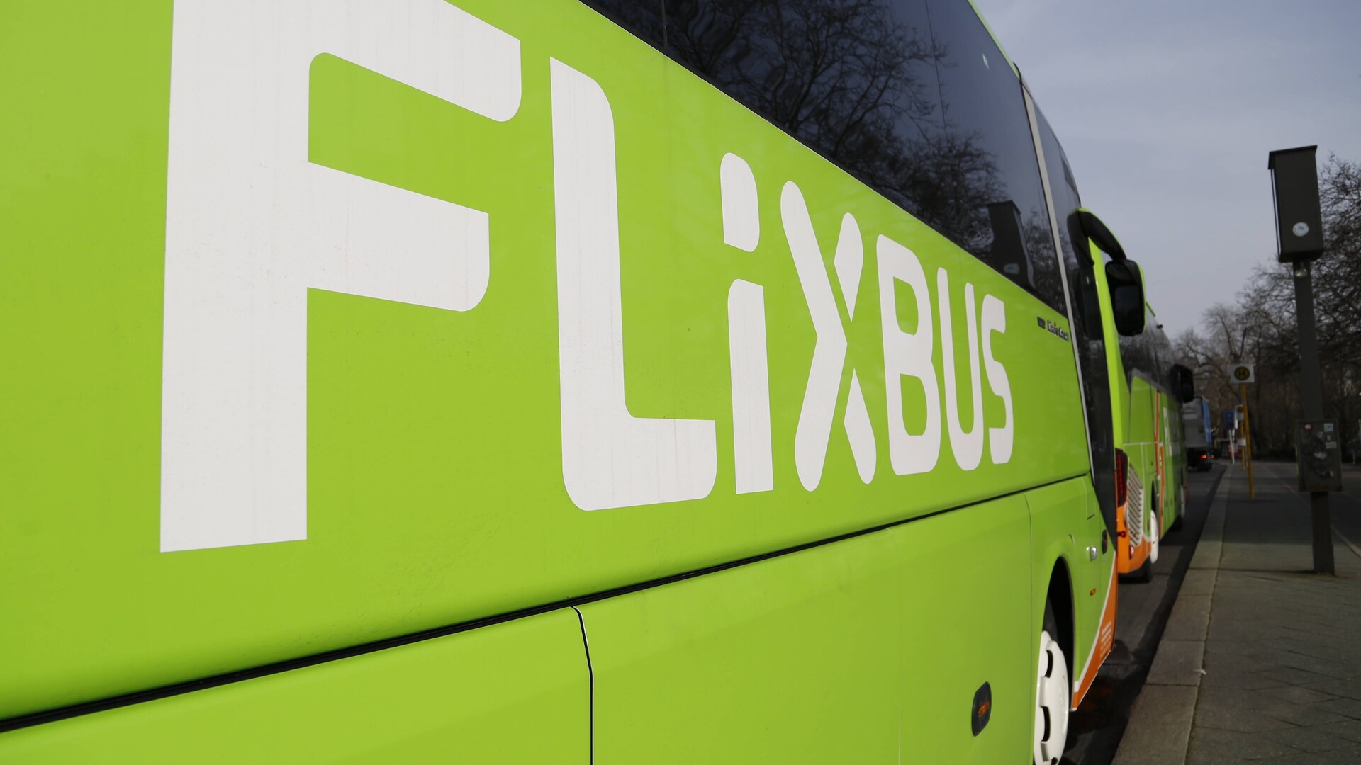 „Sie waren bezaubernd“: Paar hilft Seniorin (84), die von Flixbus an ...