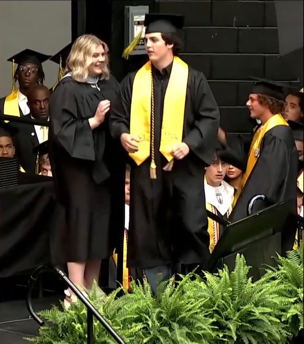 Texas teen Austin Metcalf’s twin brother accepts posthumous diploma at ...