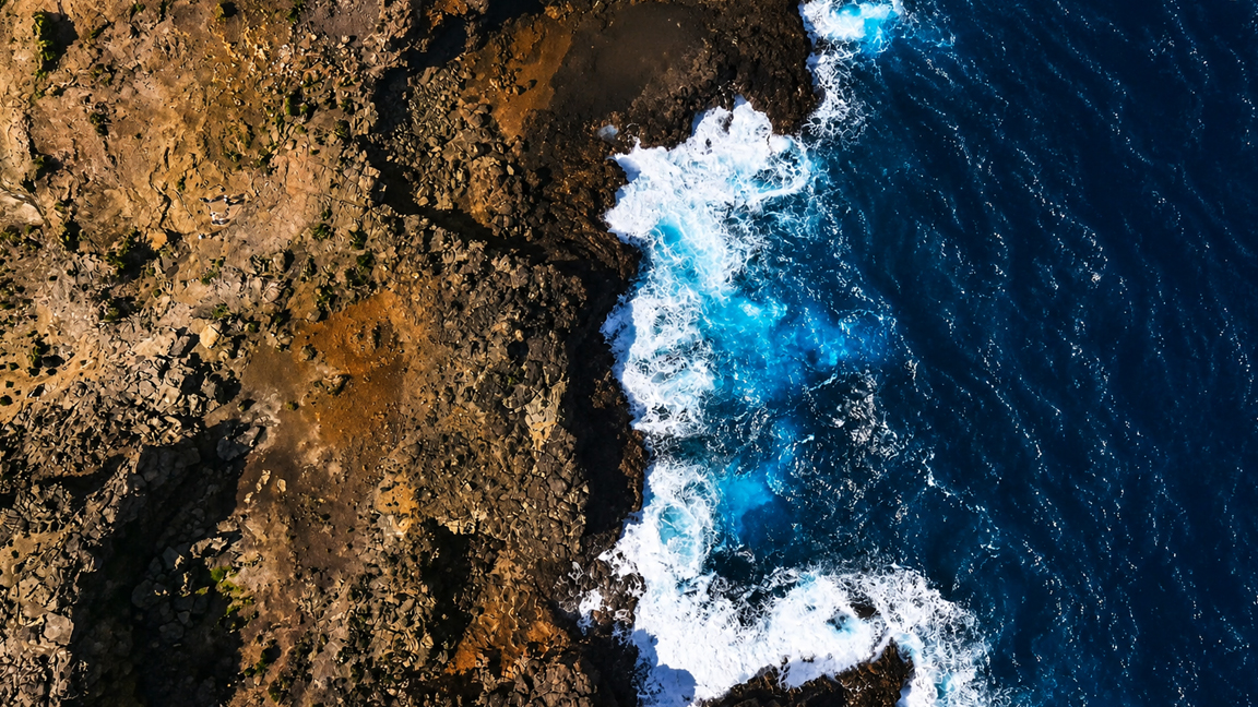 Bellissimo paesaggio costiero con mare blu intenso e rocce