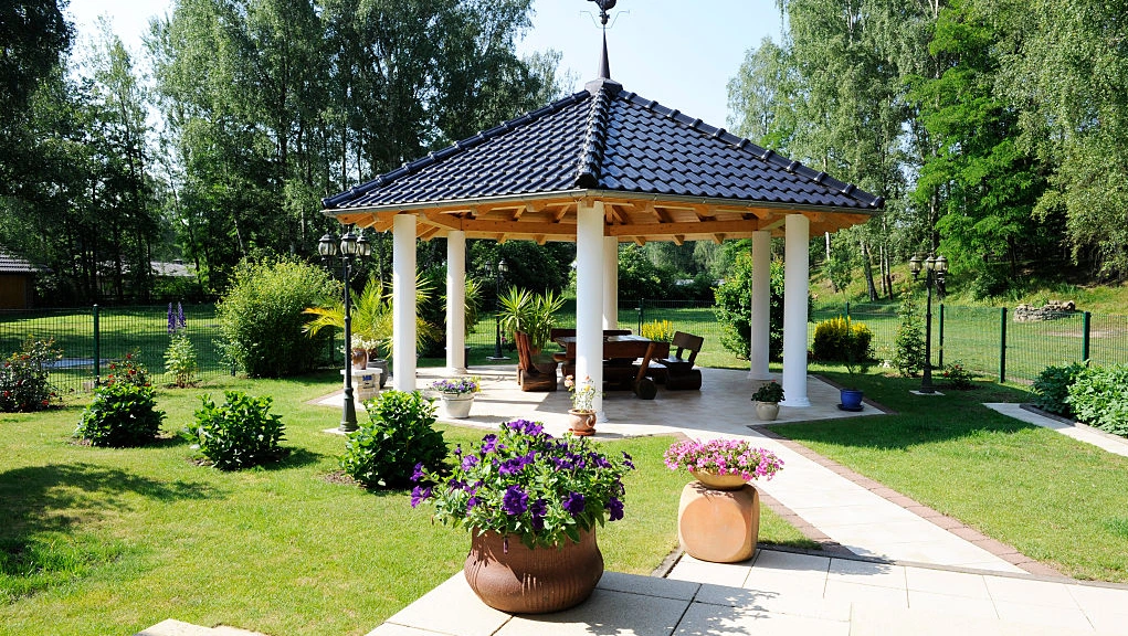 Turn your backyard into a dreamy garden room