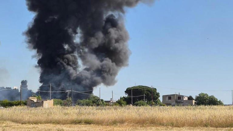 Elmas, grosso incendio a ridosso della statale 130: nel cielo un’enorme ...