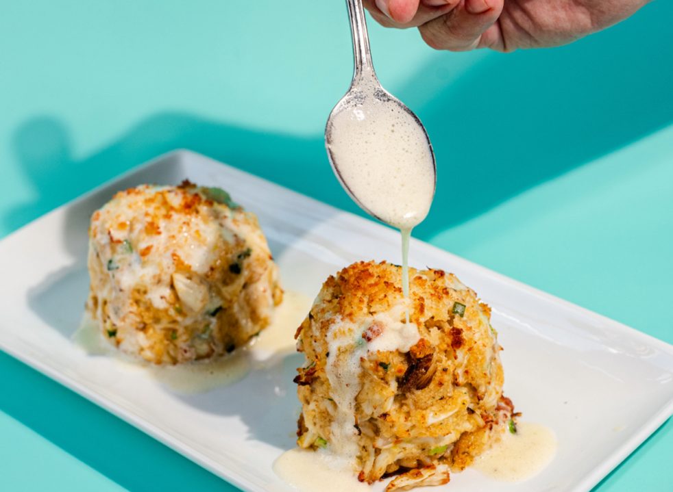 5 chain restaurants with the best crab cakes, according to chefs