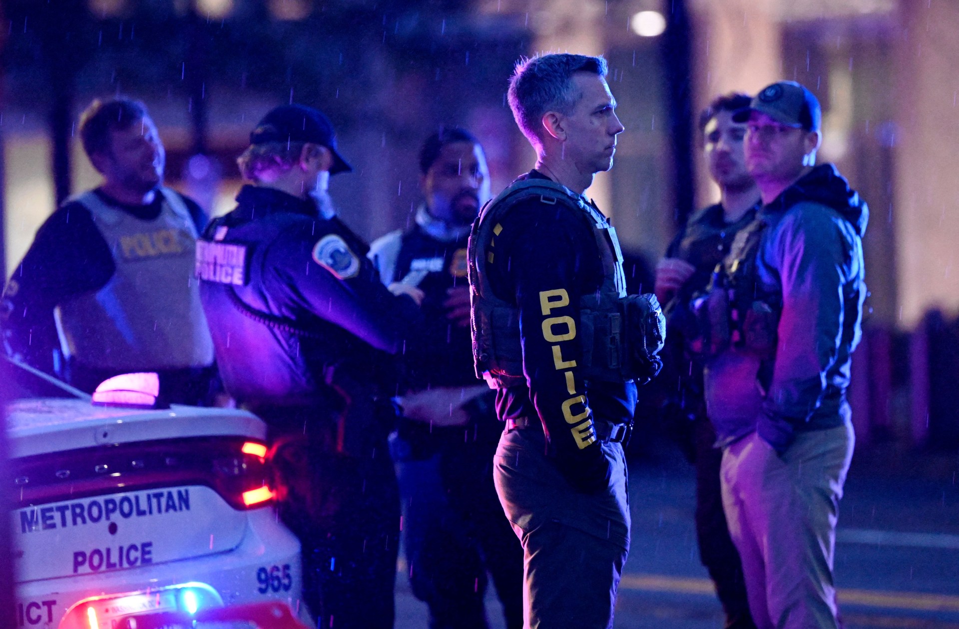 Man killed in shooting outside White House as terrified reporters run ...