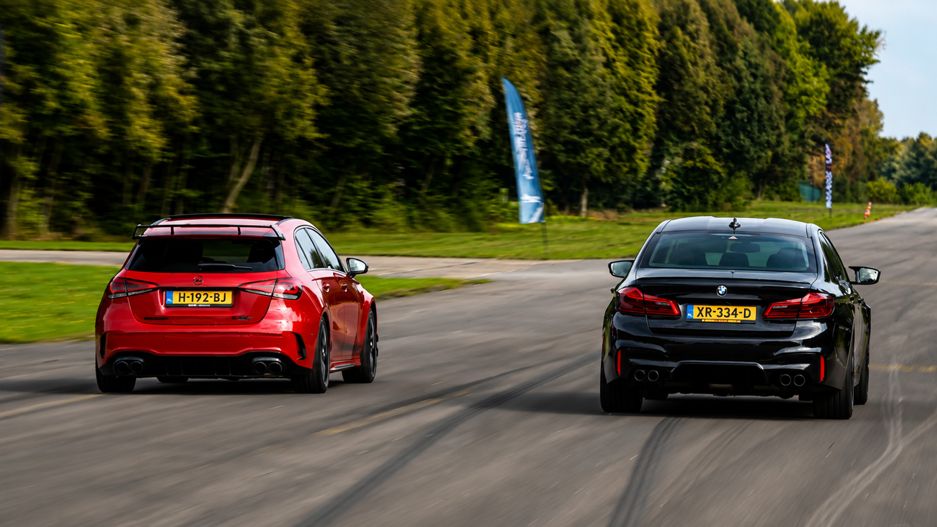 Mercedes A45 AMG neemt het op tegen een getunede BMW M5 in een drag race