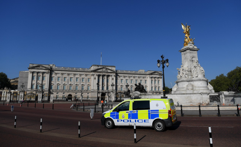 Police shouts ‘get out, you’re in a crime scene’ at cordon outside ...