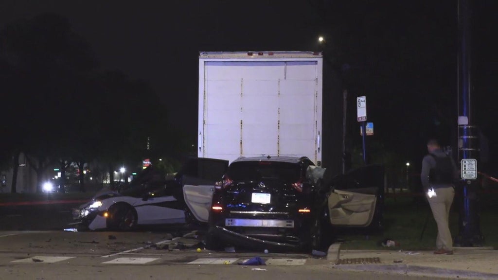 Woman killed in crash in Chicago's Grand Crossing community, driver bails