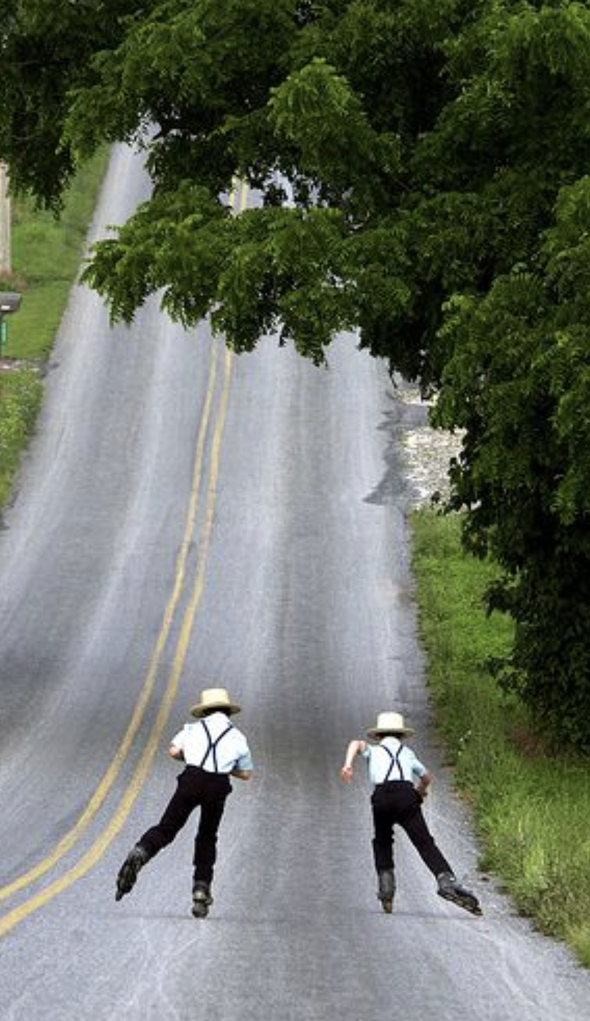 20 Amish photos where most people wouldn't expect them