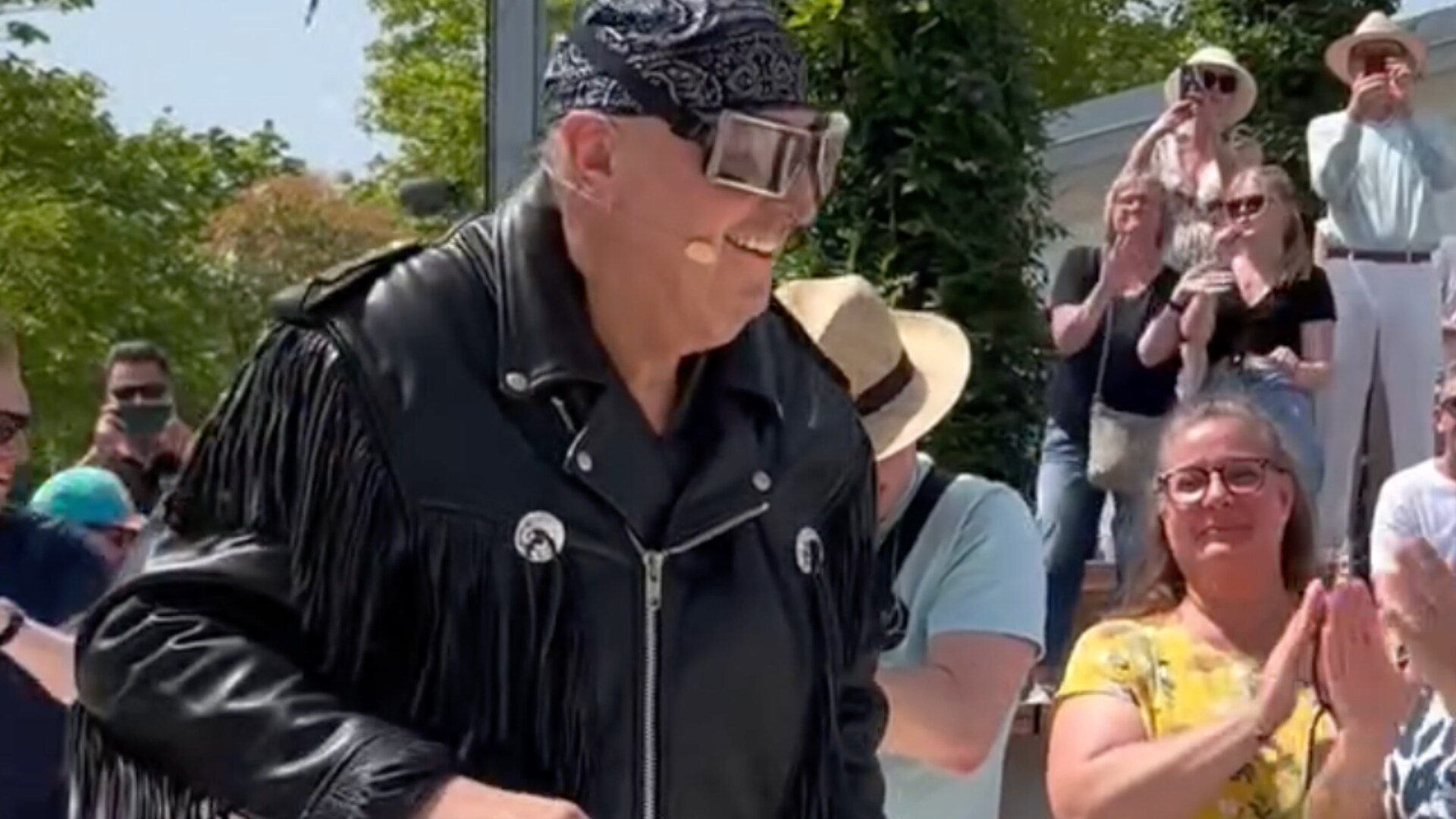 „Was ist da los?“ Johann Lafer zeigt sich im „Fernsehgarten“ ohne Bart ...
