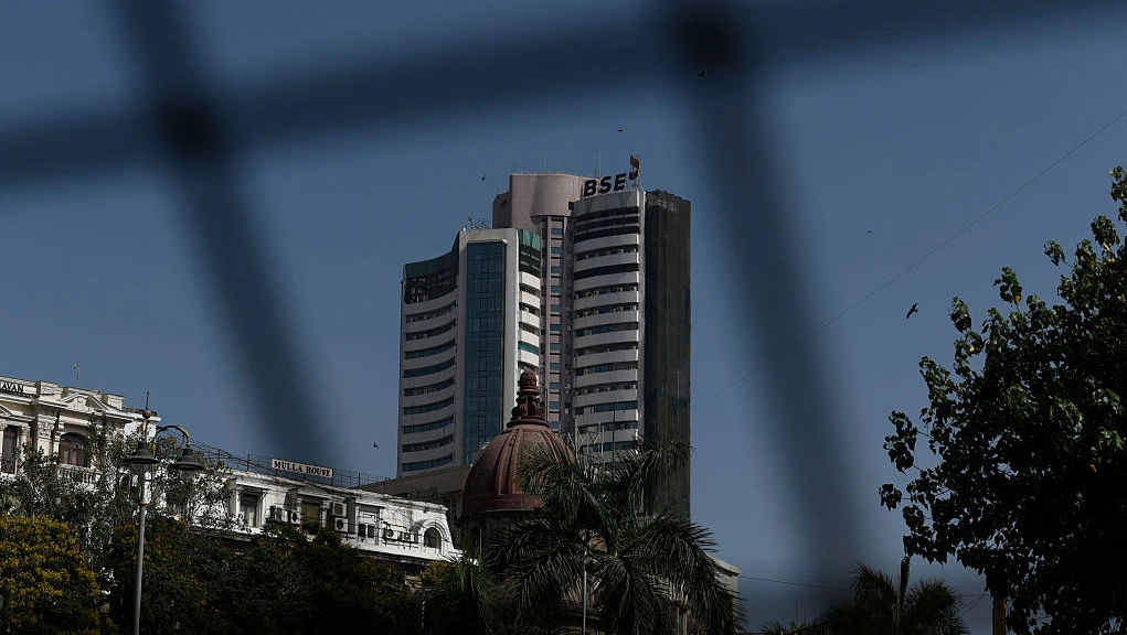 Experts urge selective strategy as FPI outflows hit record