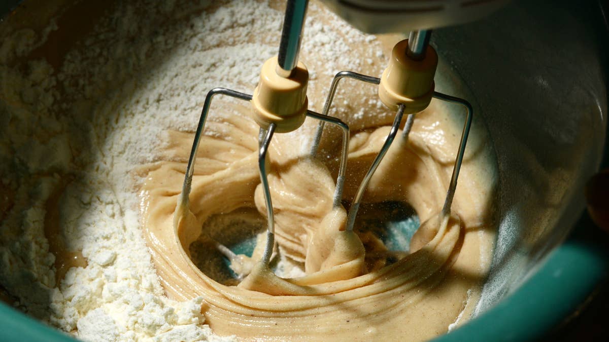 This viral hack can turn your hand mixer into a stand mixer—but people ...