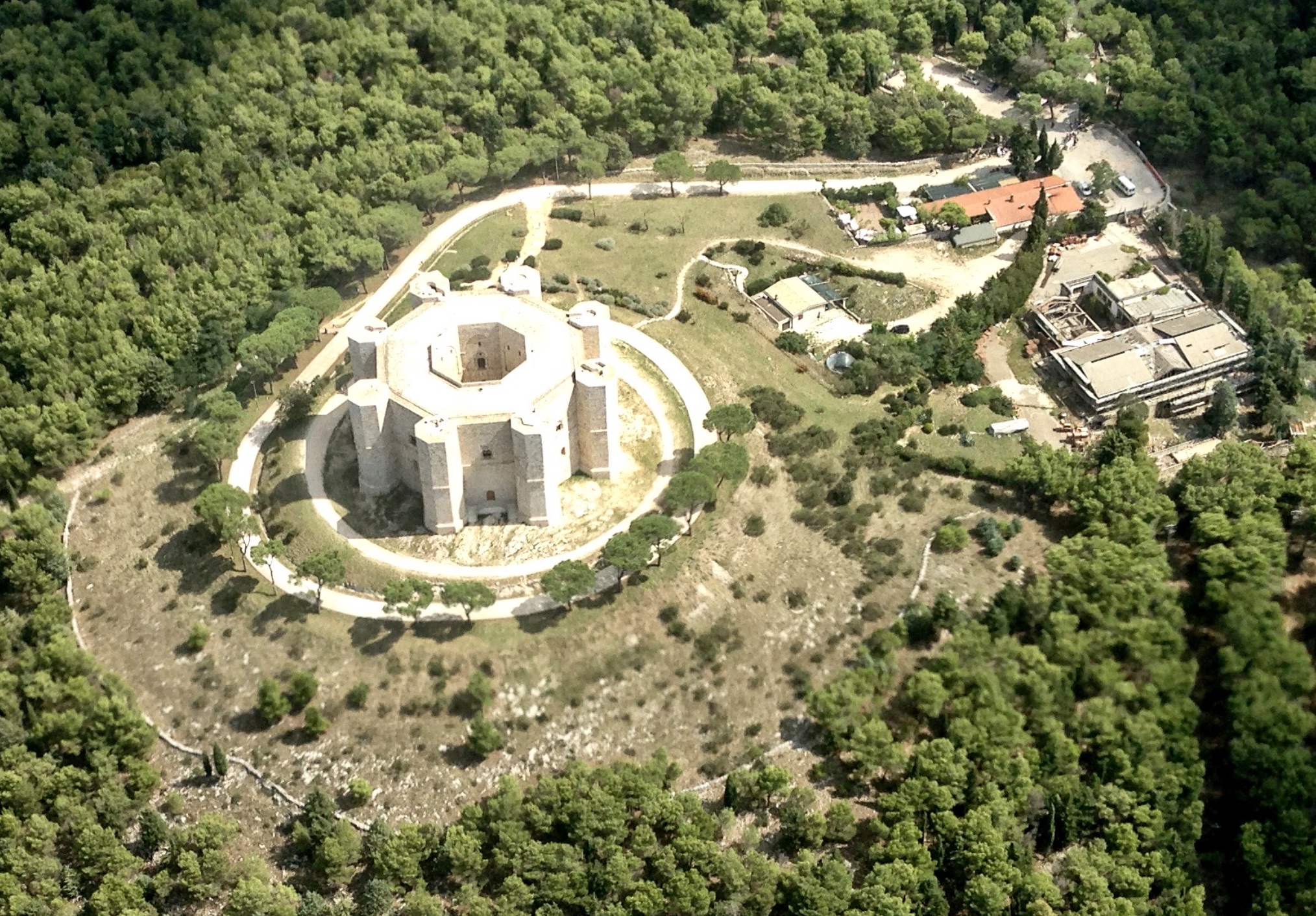 20 cool castles & fortresses surviving in the modern day