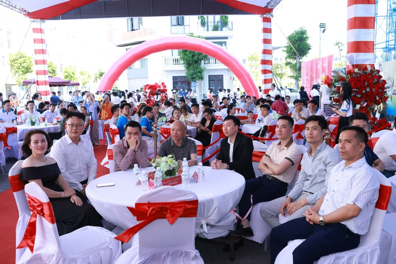 Hơn 300 khách hàng tham dự sự kiện khai trương căn hộ mẫu The Zenith ...