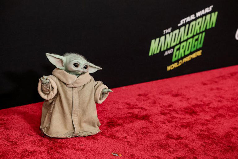 Disney's new 'Star Wars' film expected to rake in $165 million worldwide