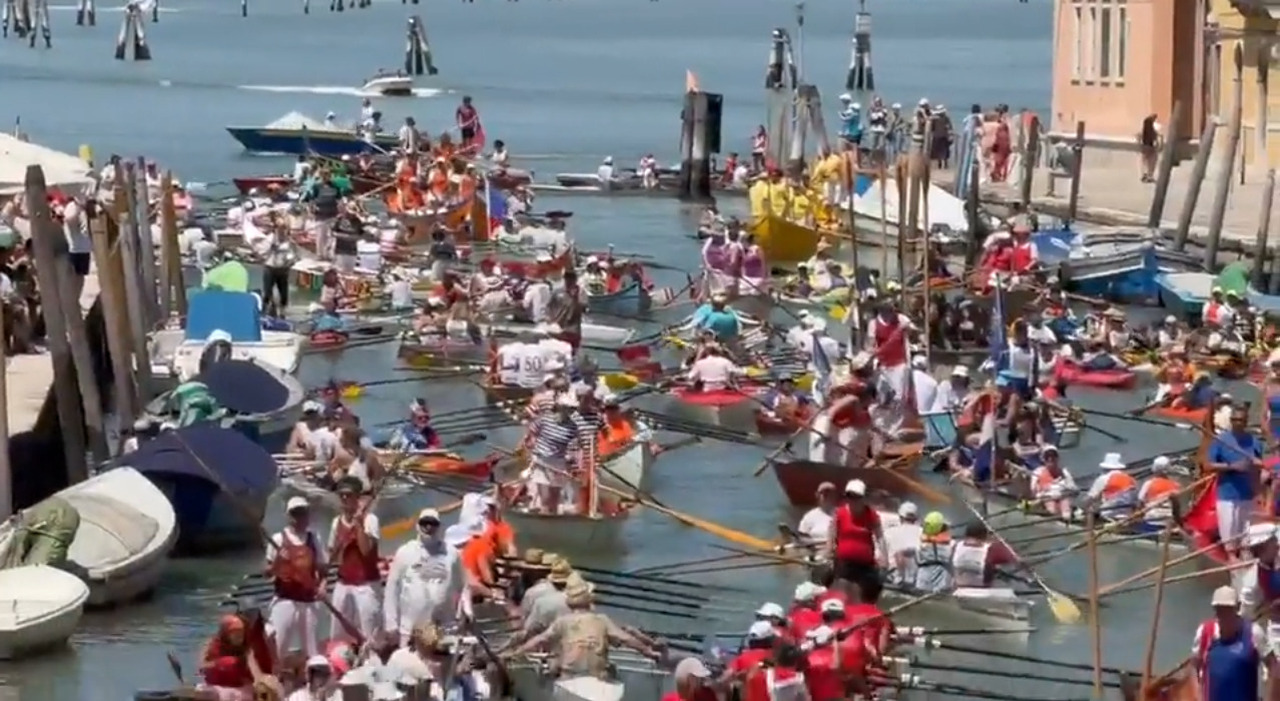 Vogalonga, la festa in canale di Cannaregio al passaggio delle barche video