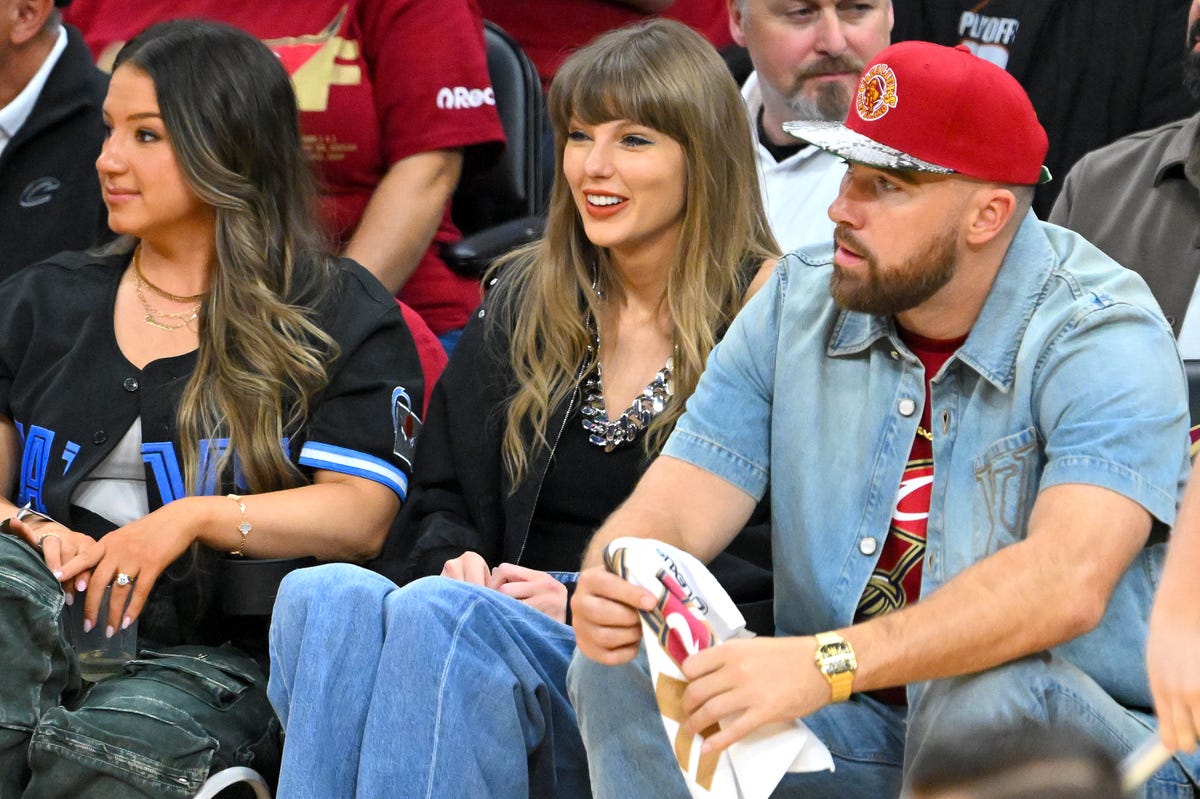 All the adorable photos of Taylor Swift and Travis Kelce sitting courtside