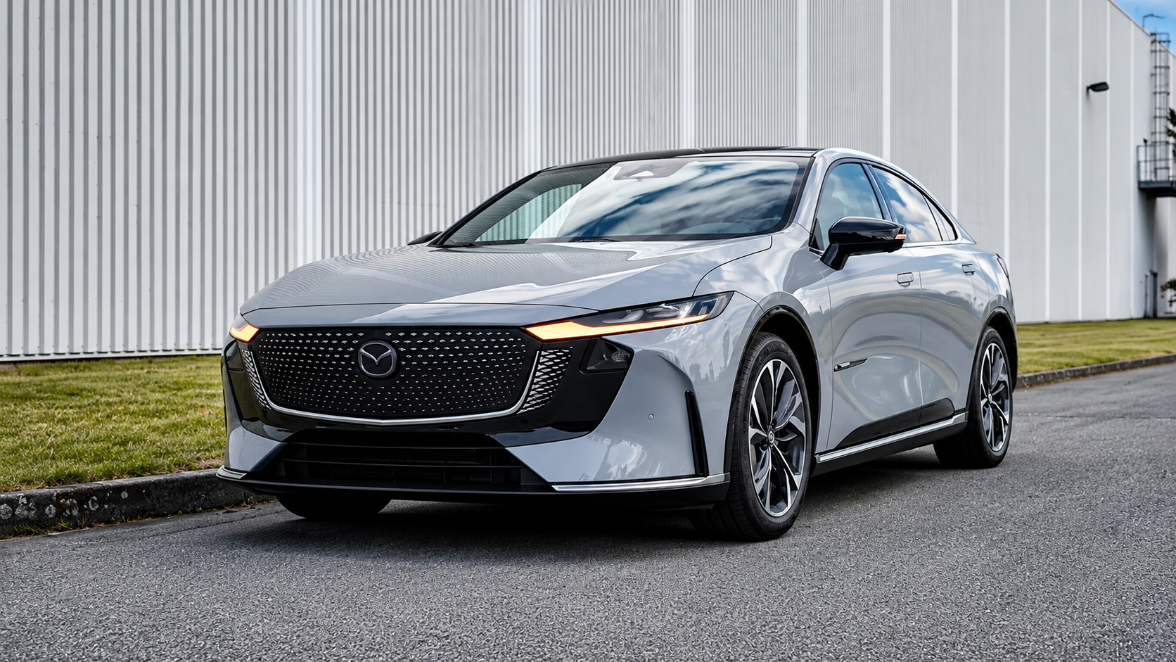 El Mazda 6e frente al Tesla Model 3 en carretera
